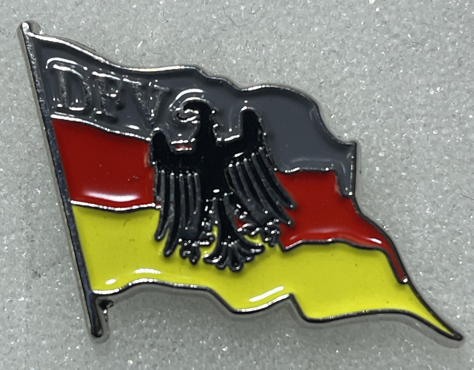Jetzt neu, Pin mit DFV Logo zum anstecken | Deutscher Fahnenschwinger ...